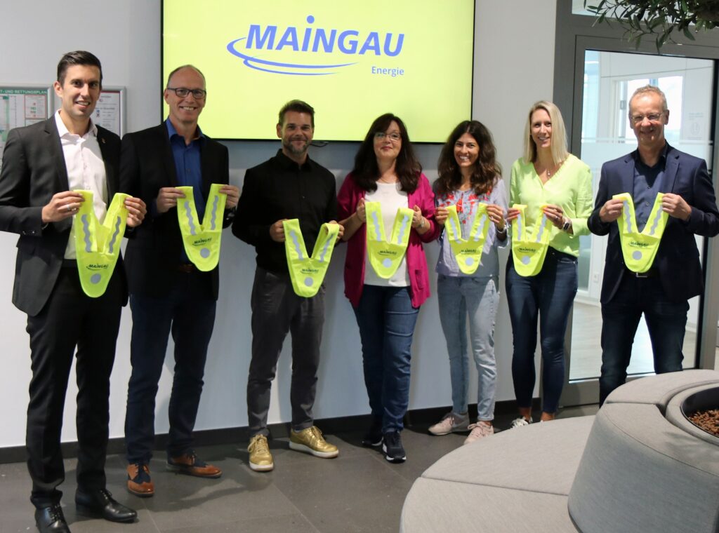 MAINGAU Energie spendet Warnwesten für Erstklässler - Offenbach Live